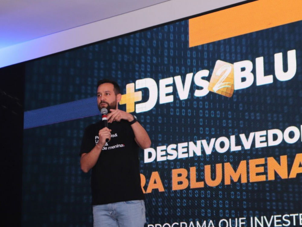 Jornal de Blumenau - Aula Magna do Programa +DEVS2BLU reúne alunos e autoridades