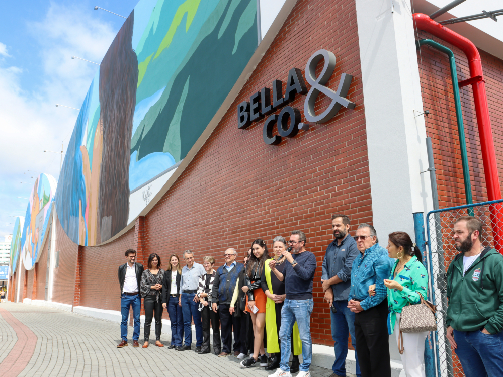 Jornal de Blumenau - Arte da nova fachada da Bella&Co homenageia a ...